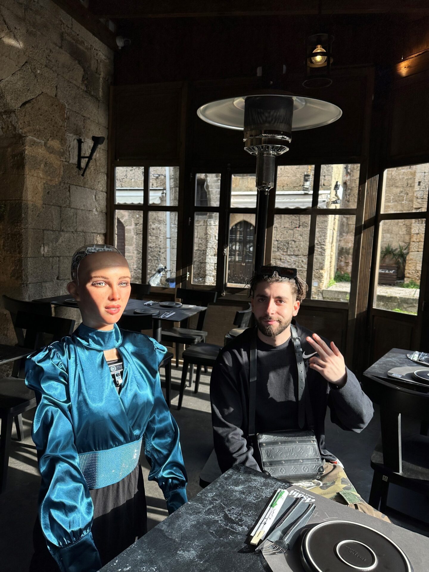 Lil Koni x Sophia The Robot – «AI Love»: Το πρώτο ντουέτο Έλληνα ...